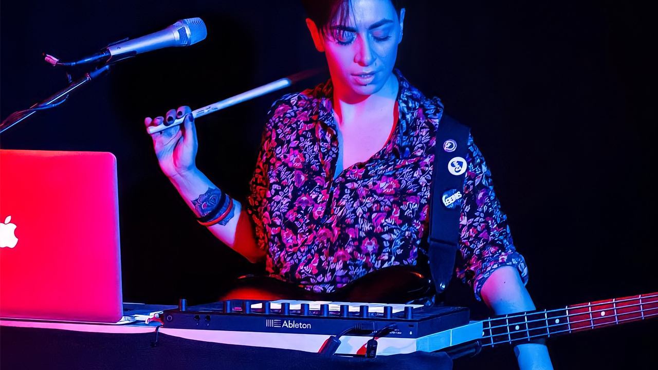 Francesca Maini, una "one girl band" live sui nostri canali - Musicoff ...