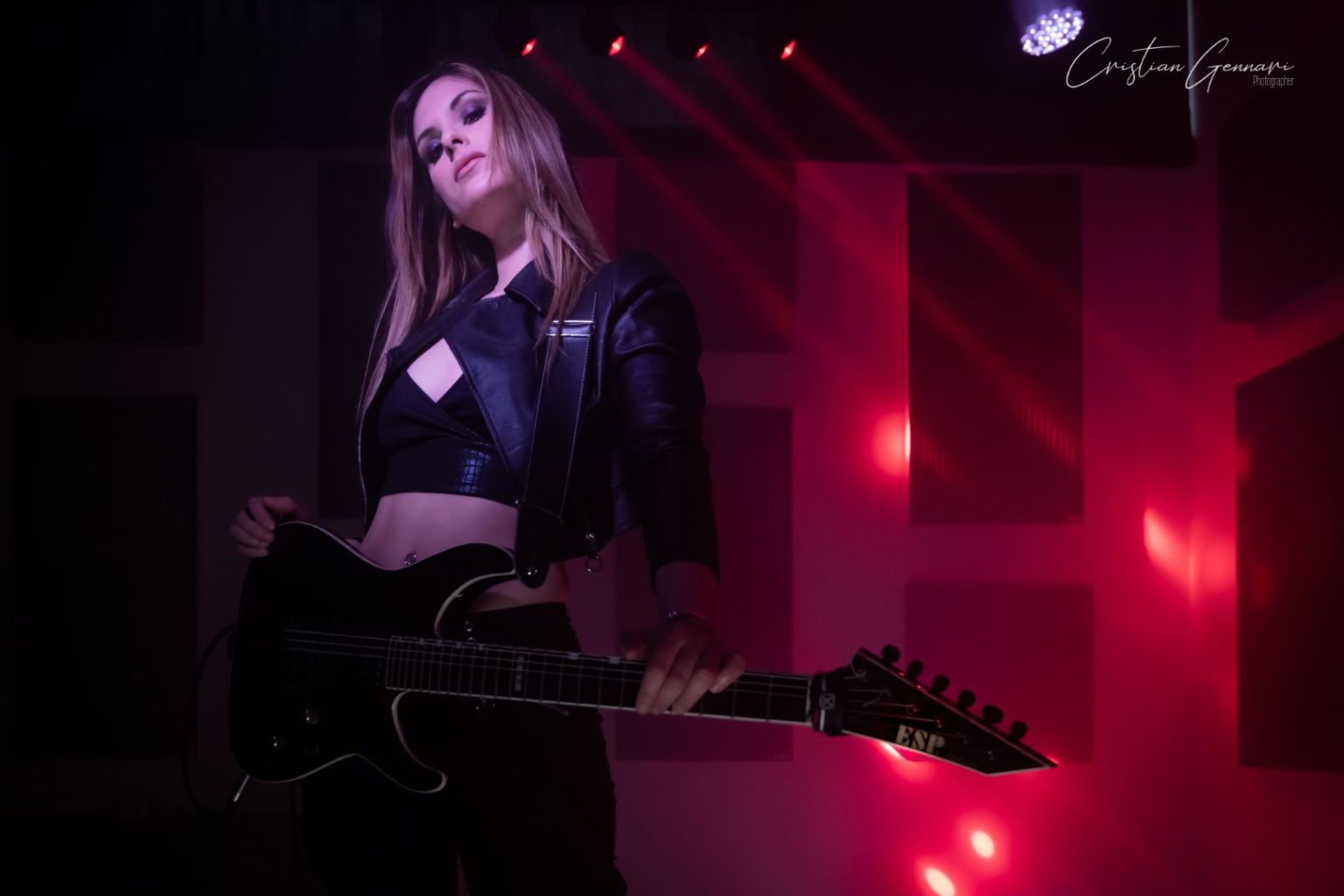 MARTINA NIXE RIVA suona "Escaping Pleya", powered by ESP Guitars ...